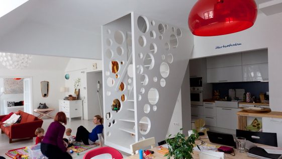 Asymmetric Staircase Incorporates Sitting Areas – CAPTIVATIST